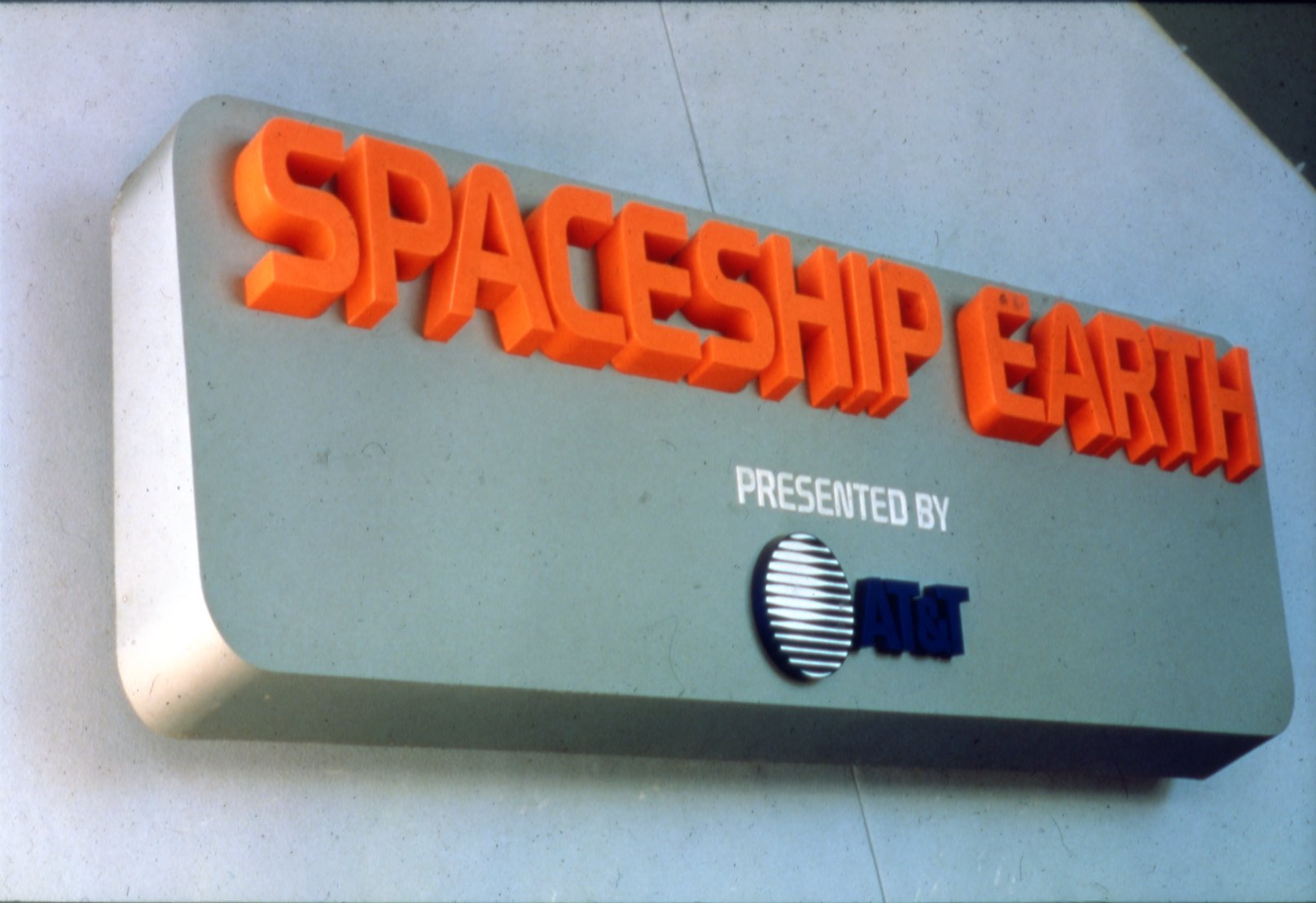 [1982] Spaceship Earth Sign (PHO-0021-258507) | The Mouselets